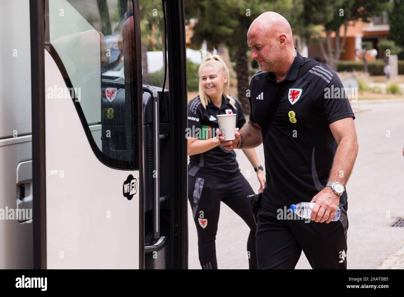LAGOS, PORTUGAL - 08. JUNI 2024: Wales-Cheftrainer Robert Page reist am ...