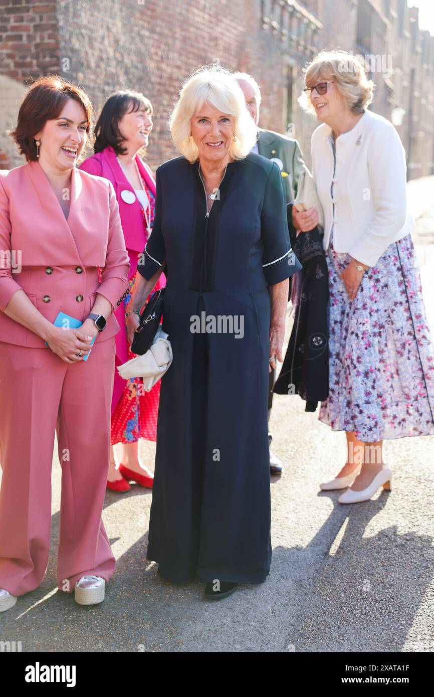Vicki Perrin (links), CEO des Queen's Reading Room Literary Festival ...