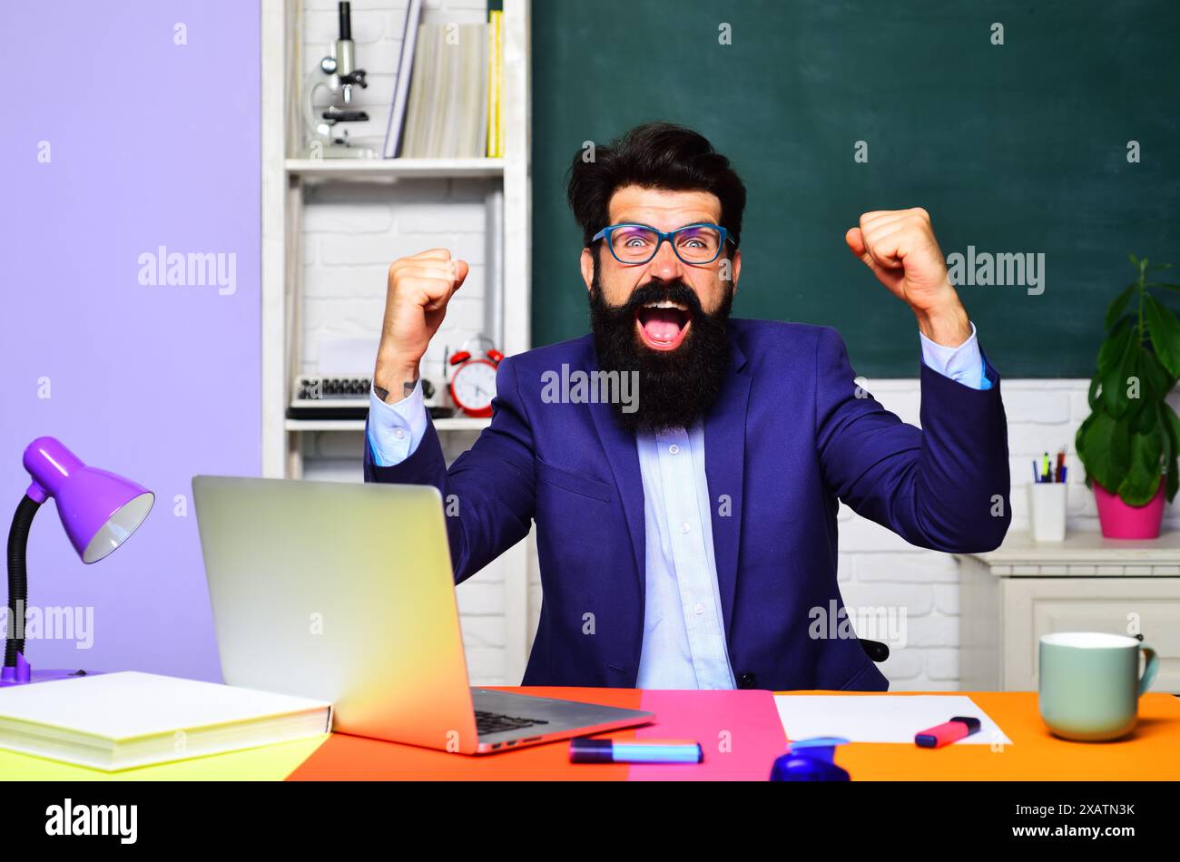 Begeisterter Lehrer oder Schüler mit erhobenen Händen, der Erfolg, Sieg ...