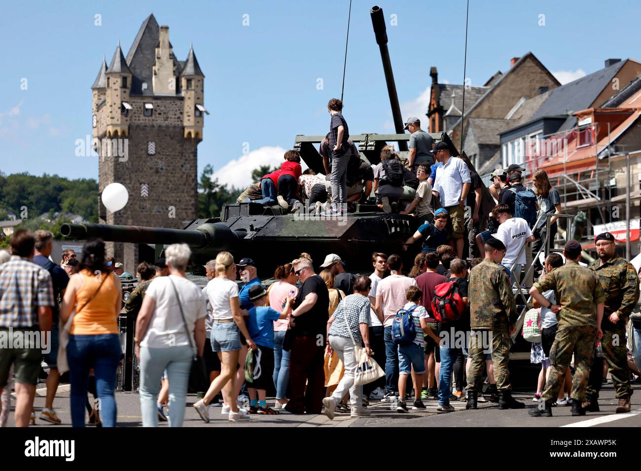 Besucher klettern auf einen Kampfpanzer Leopard 2 beim Tag der Bundeswehr in der Innenstadt von ...