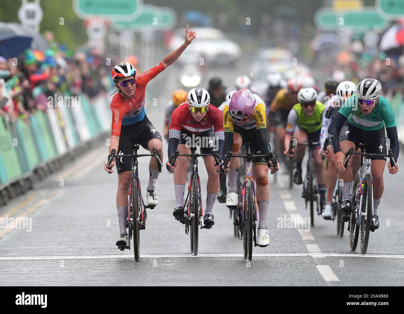 Jayco-Alulas Ruby Roseman-Gannon (Mitte rechts) gewinnt die vierte Etappe der Lloyds Bank Tour ...