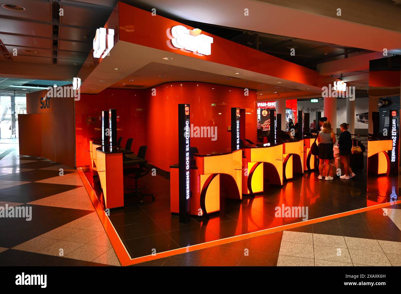 Sixt Autovermietung, Mietwagen-Schalter am Flughafen München. Die Sixt ...