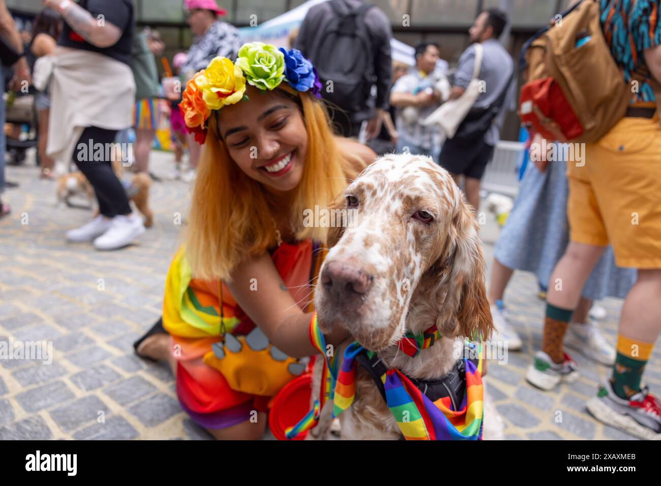Hunde und ihre Besitzer ziehen sich an, um den Pride Month beim Woof ...
