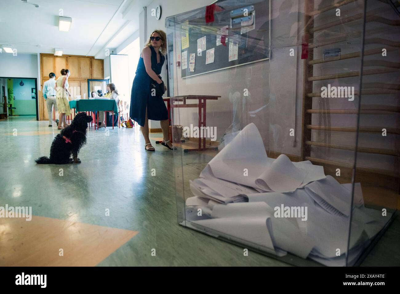Warschau, Polen. Juni 2024. Die Wähler füllen ihre Stimmzettel während ...