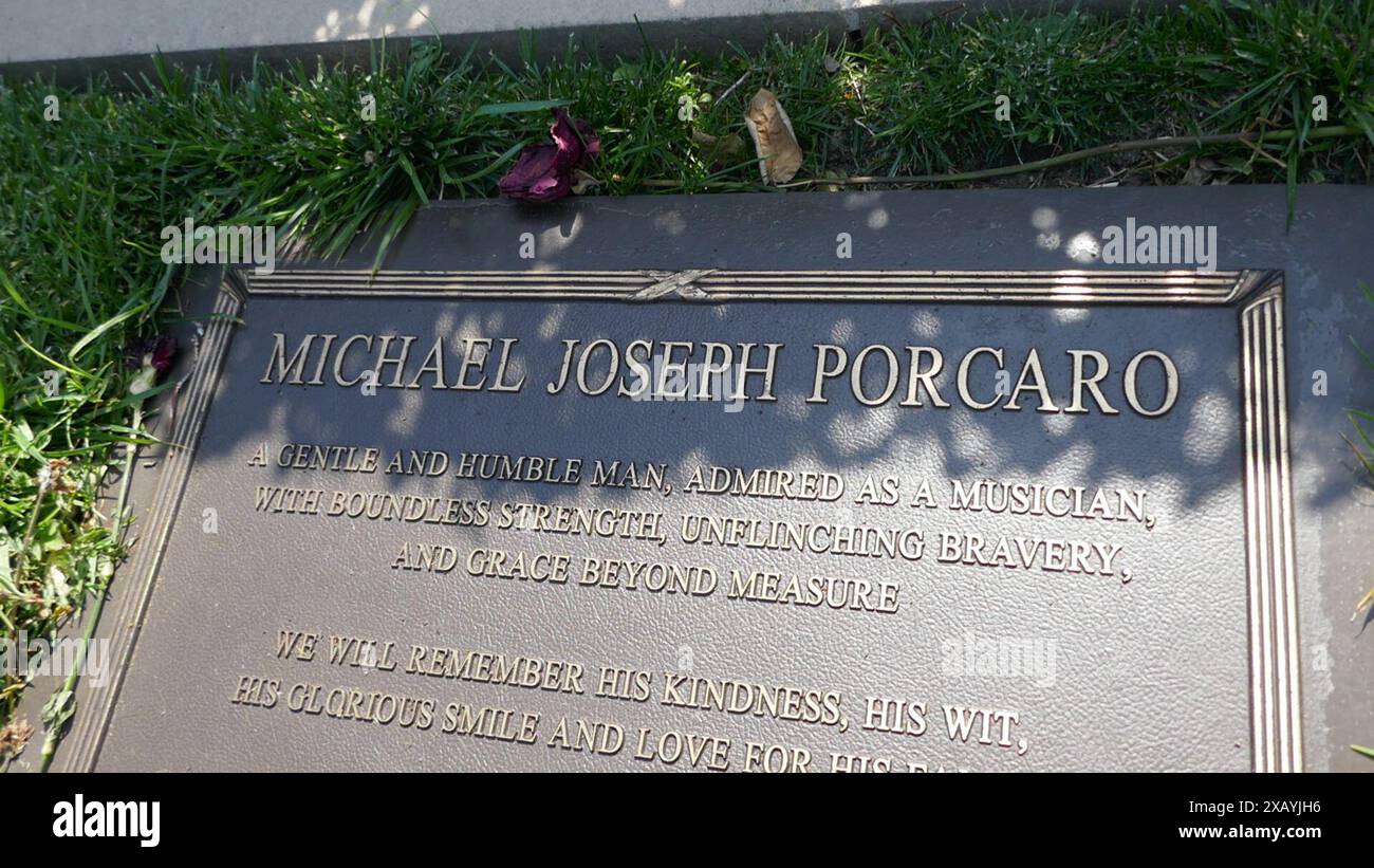 6. Juni 2024 Musiker Michael Porcaro Grave in Court of Liberty, Gardens ...