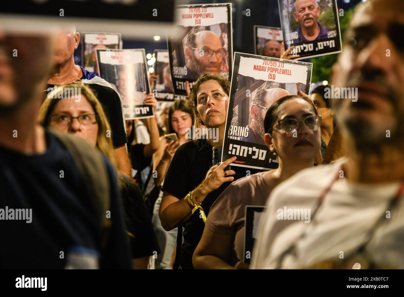 Tel Aviv, Israel. Juni 2024. Demonstranten halten Plakate mit der ...