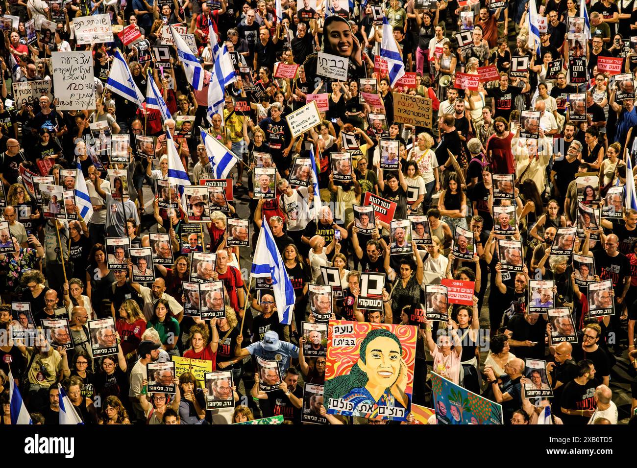 Tel Aviv, Israel. Juni 2024. Demonstranten halten Plakate mit der ...
