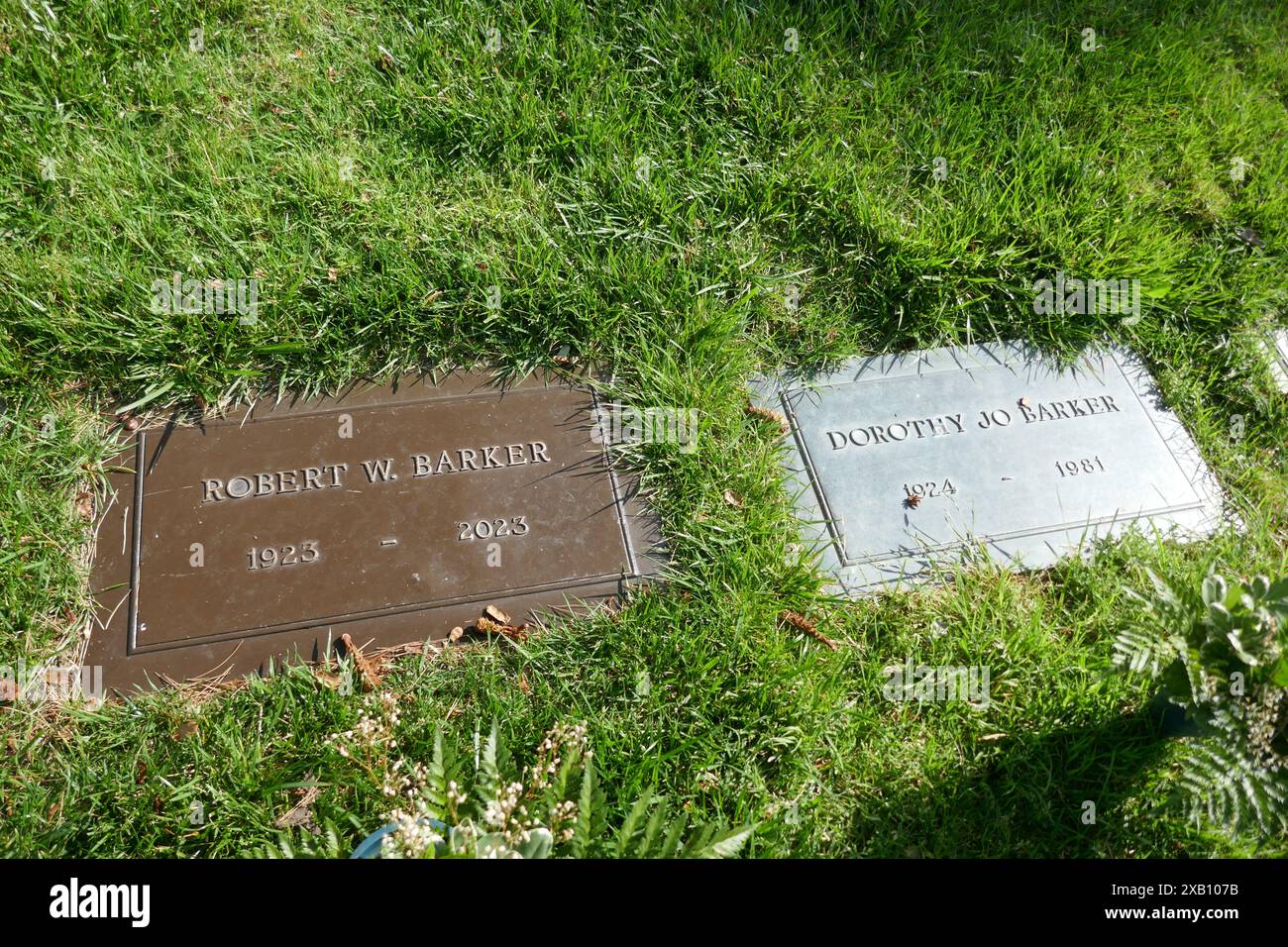 6. Juni 2024 Bob Barker Grave und Frau Dorothy Barker Grave in Sheltering Hills im Forest Lawn ...