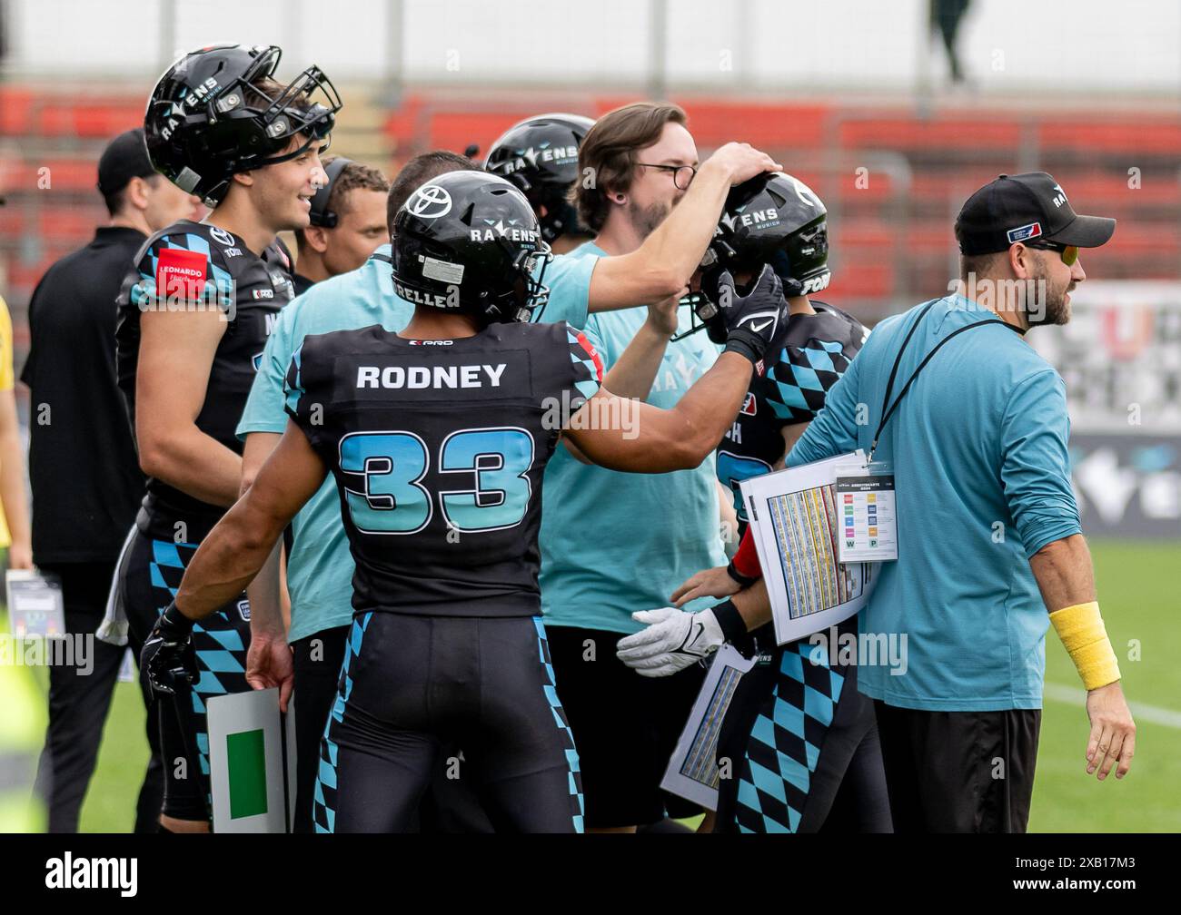 Jon Cole (Munich Ravens, #5) wird zu seinem Touchdown beglueckwuenscht ...