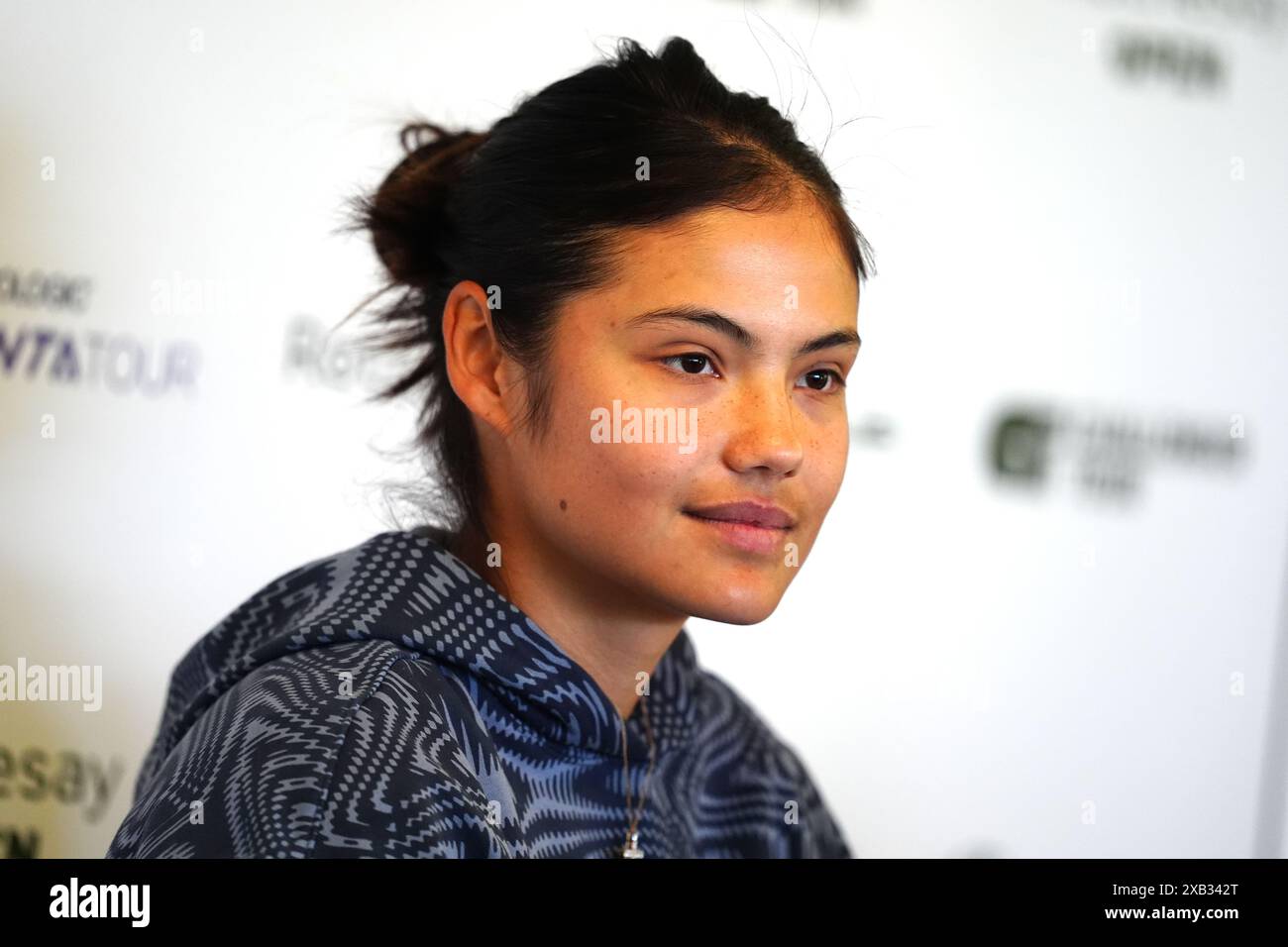 Emma Raducanu während einer Pressekonferenz am ersten Tag der Rothesay ...