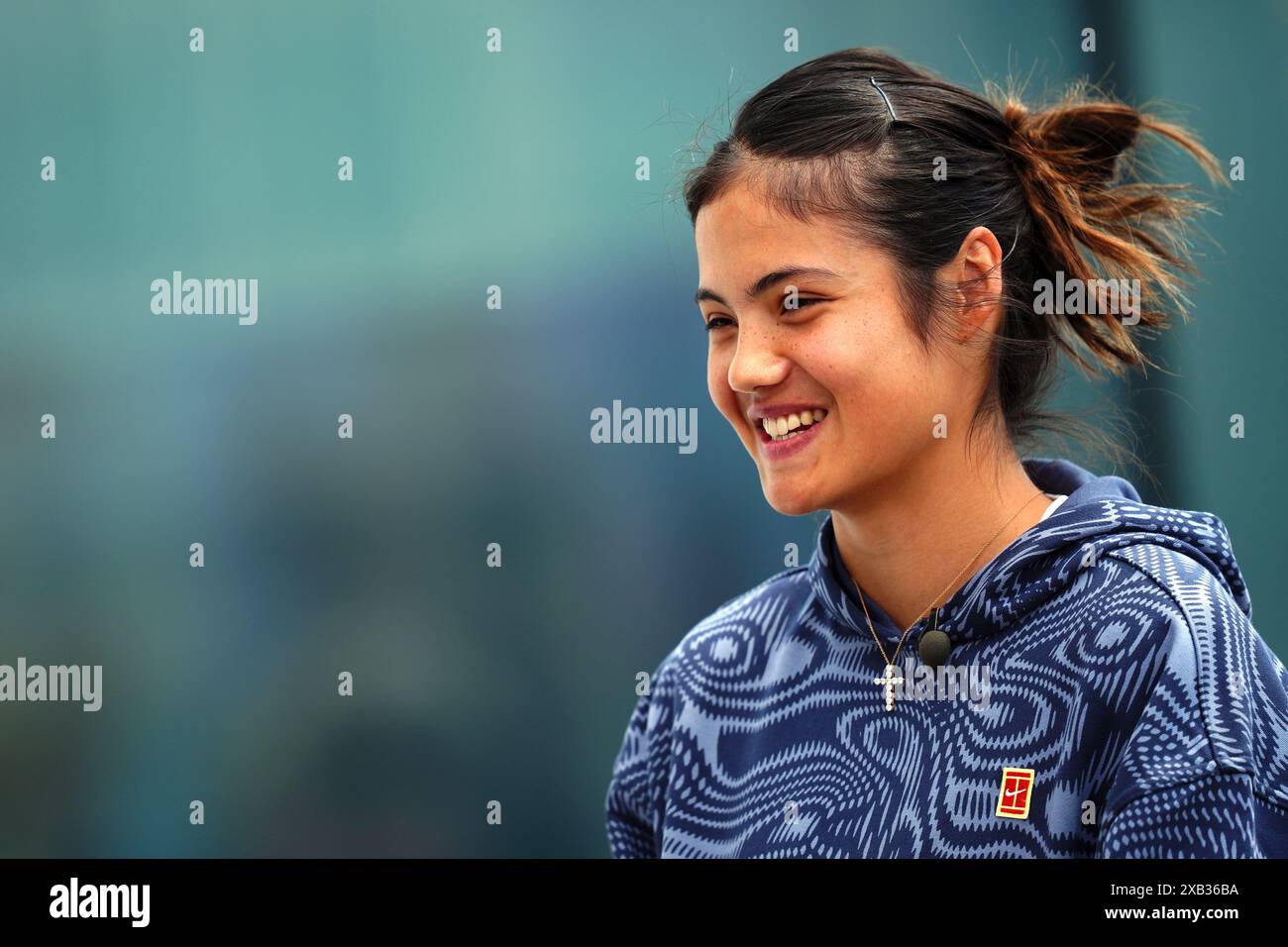 Emma Raducanu spricht mit den Medien am ersten Tag der Rothesay Open im ...