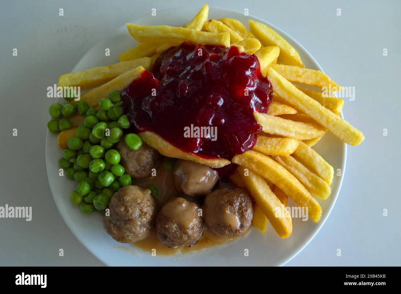 Ikea Food Restaurant, Gastronomie. Kleine Portion Köttbullar mit Pommes ...