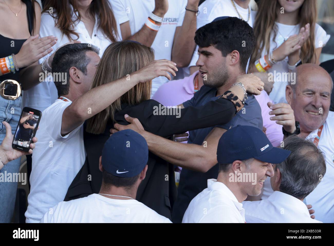 Carlos Alcaraz aus Spanien feiert den Sieg - hier mit seinen Eltern Virginia Garfia Escandon und ...