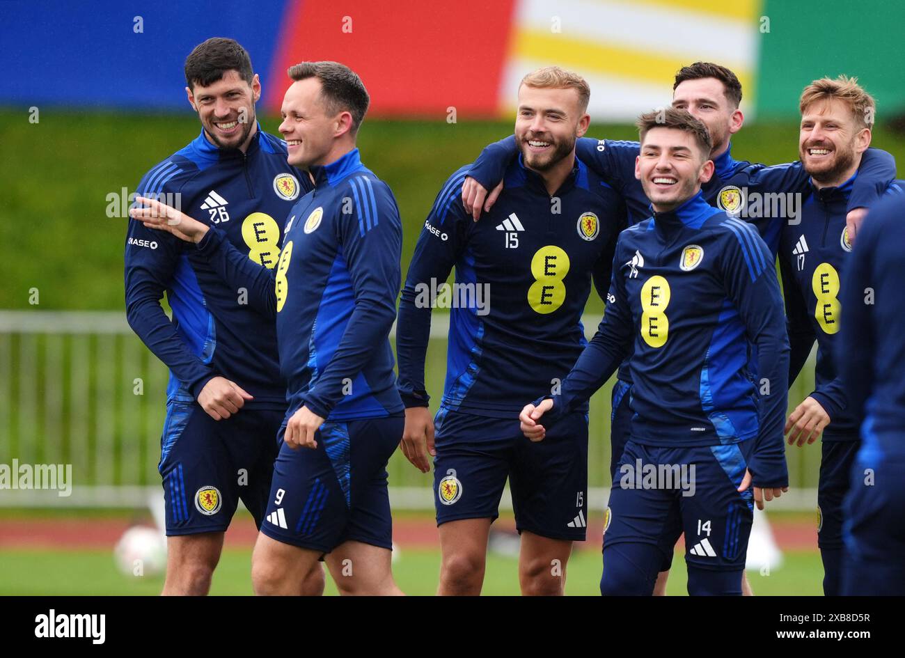 Von links nach rechts, Schottlands Scott McKenna, Lawrence Shankland ...