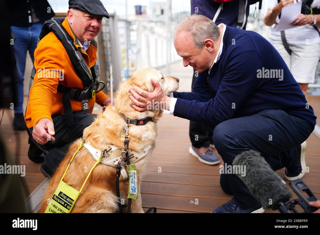 Der Führer der Liberaldemokraten Sir Ed Davey verfolgt Jenny, den Guide ...