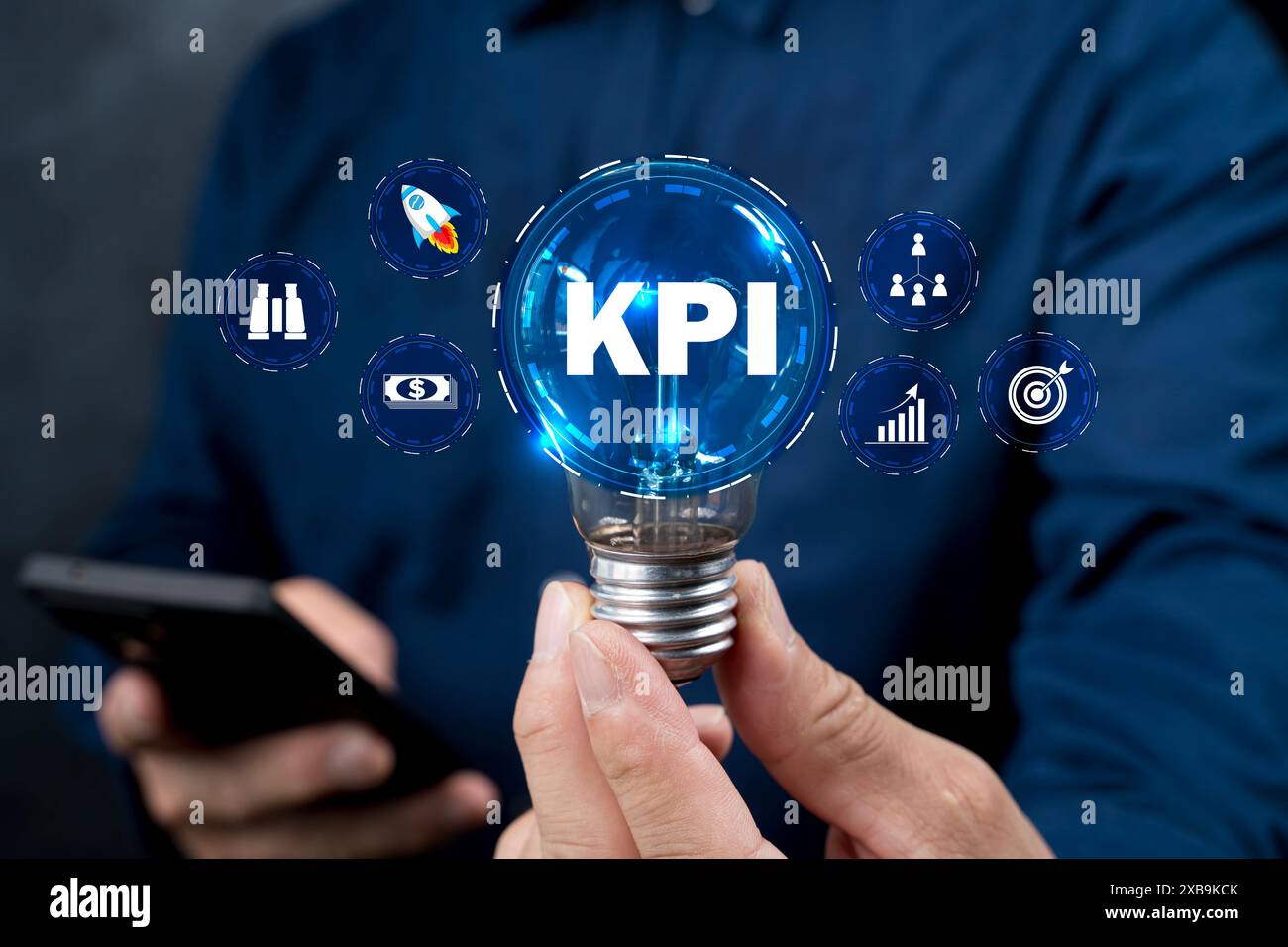 Der Mann hält die Glühbirne in der Hand. Key Performance Indicator (KPI ...