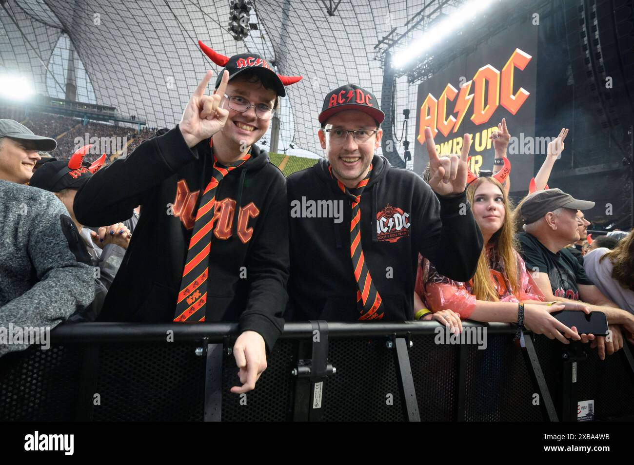 Fans bei AC/DC - Power Up Tour - Europa 2024 im Olympiastadion, München am 9.06.2024 *** Fans ...