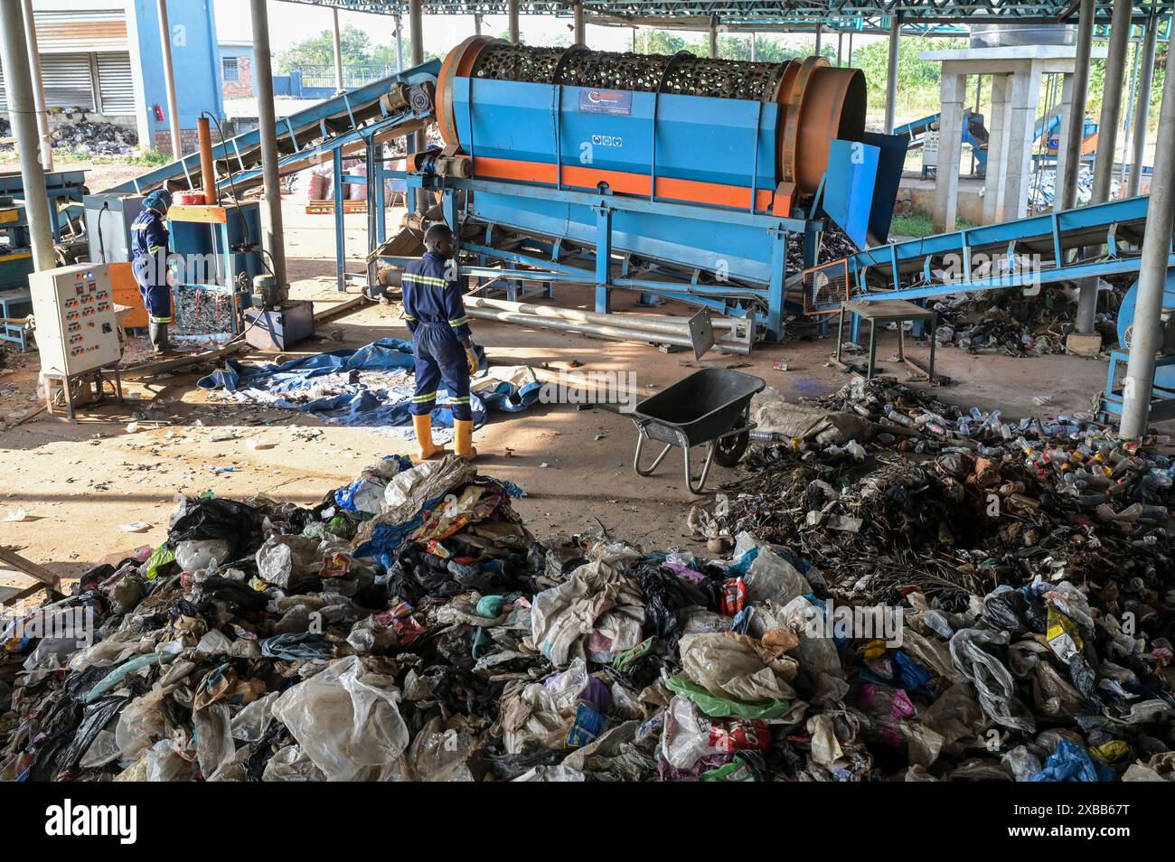 GHANA, Region Ashanti, Kumasi, Gyankobaa W2E Abfallbiogasanlage mit ...