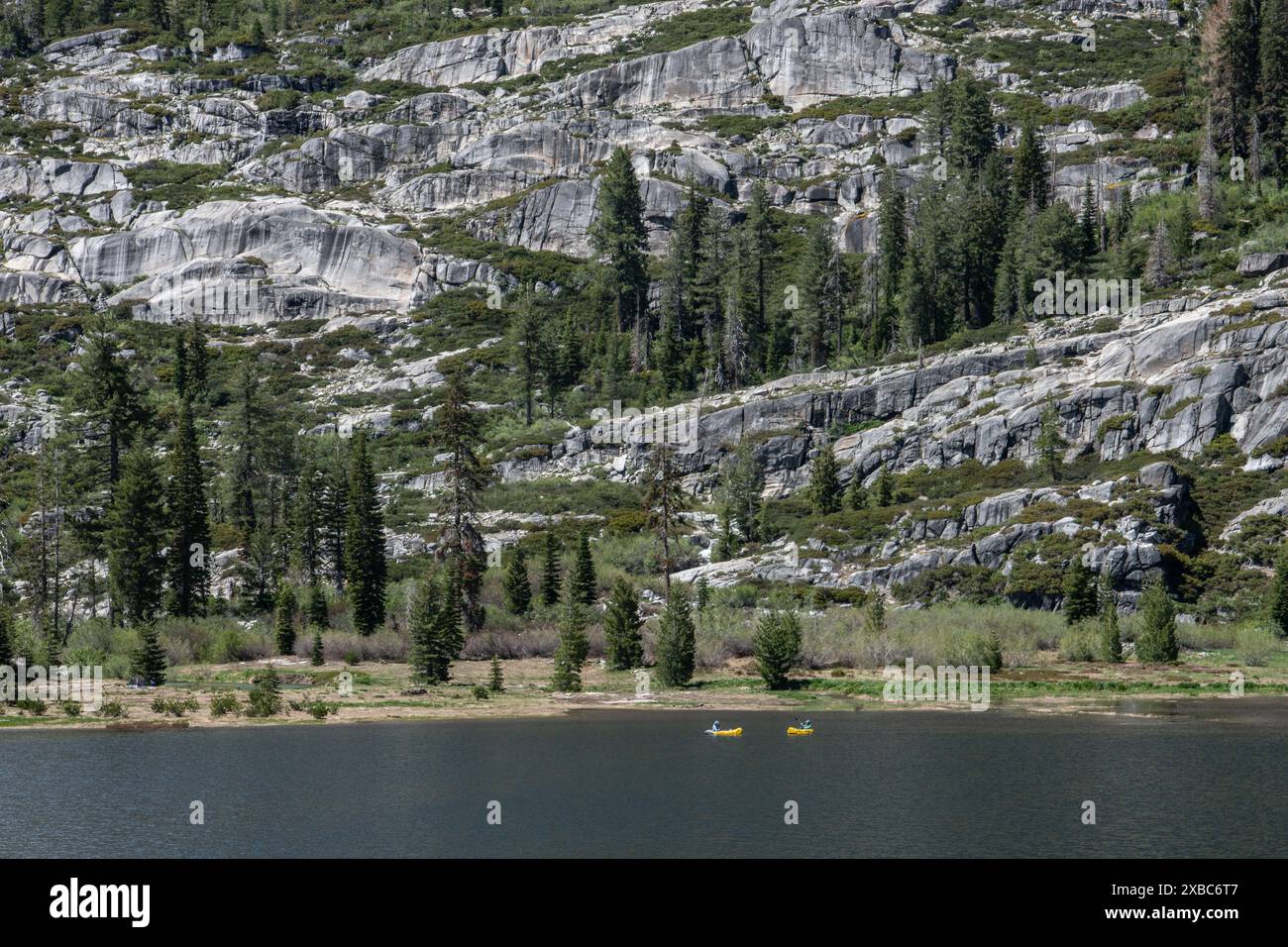 Die wunderschöne Berglandschaft und der hochgelegene See in der Wildnis ...