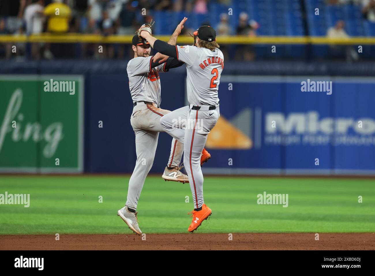 Colton Cowser #17 und Gunnar Henderson #2 der Baltimore Orioles feiern ...