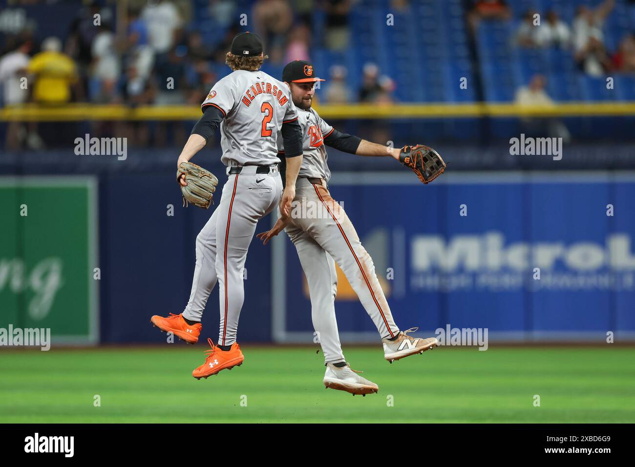 Colton Cowser #17 und Gunnar Henderson #2 der Baltimore Orioles feiern ...