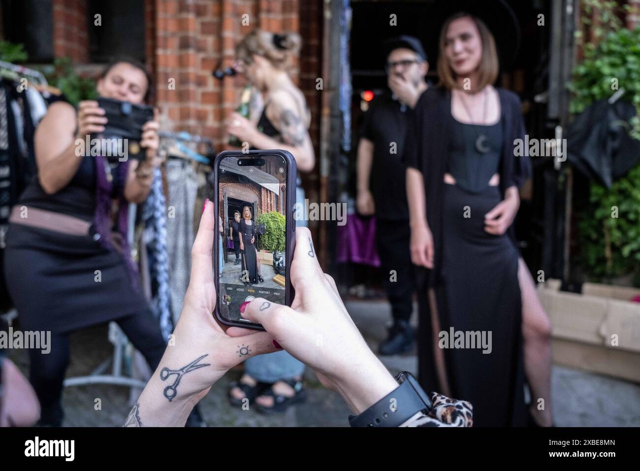 Besucher fotografiert eine Besucherin auf dem Dark Market im Berliner ...