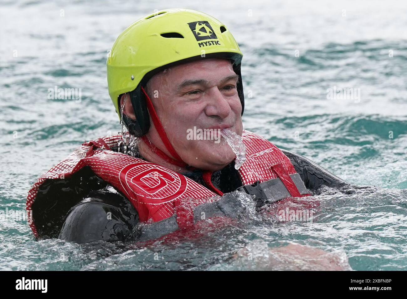 Der Führer der Liberaldemokraten Sir Ed Davey springt ins Wasser, als ...