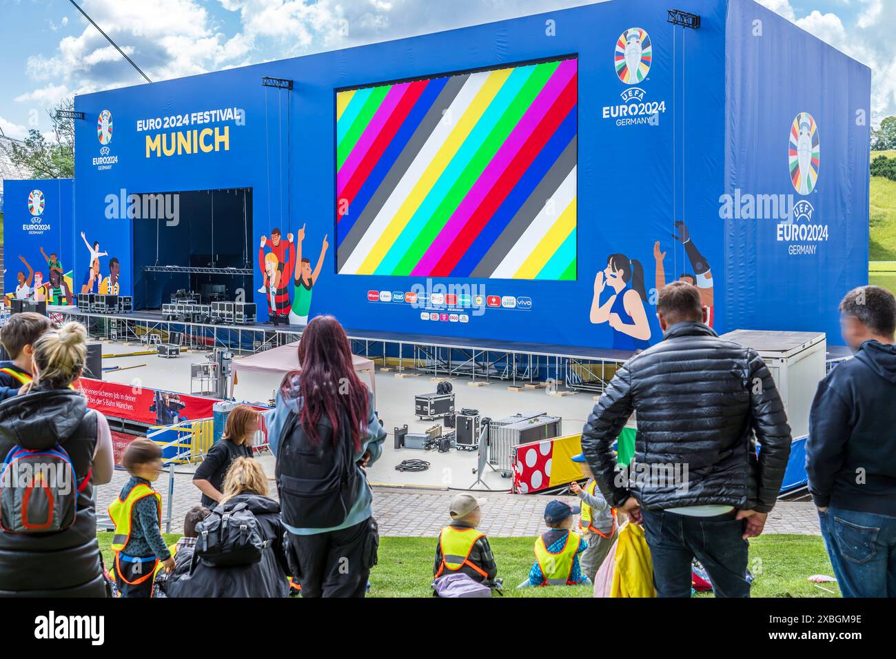 Public Viewing in der Fan Zone im Olympiapark, UEFA EURO 2024, riesiger ...