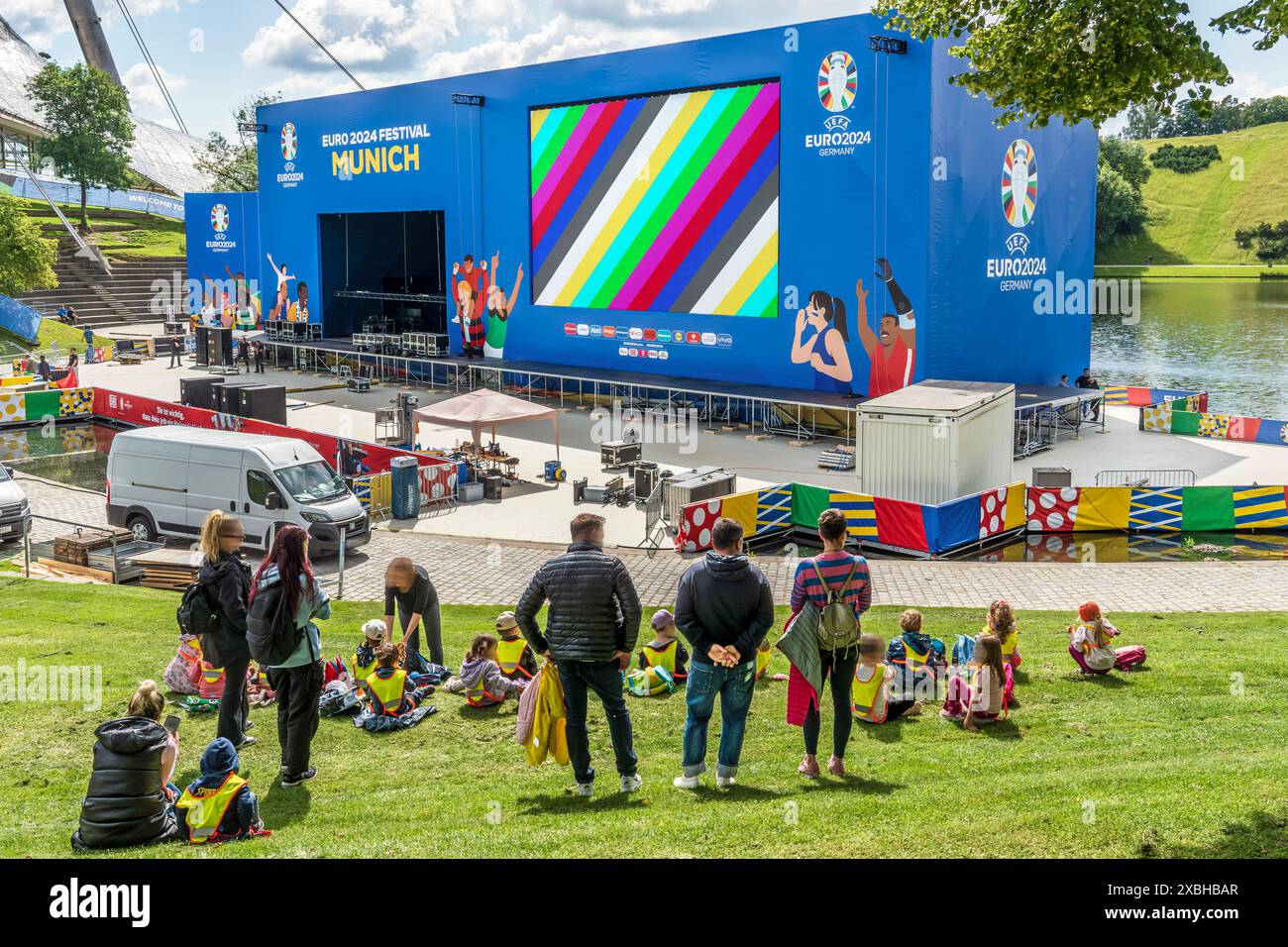 Public Viewing in der Fan Zone im Olympiapark, UEFA EURO 2024, Riesiger ...