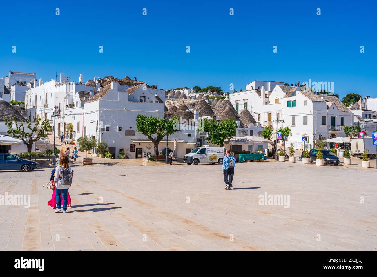 ALBEROBELLO, ITALIEN - 17. MAI 2024: Alberobello ist eine kleine Stadt ...