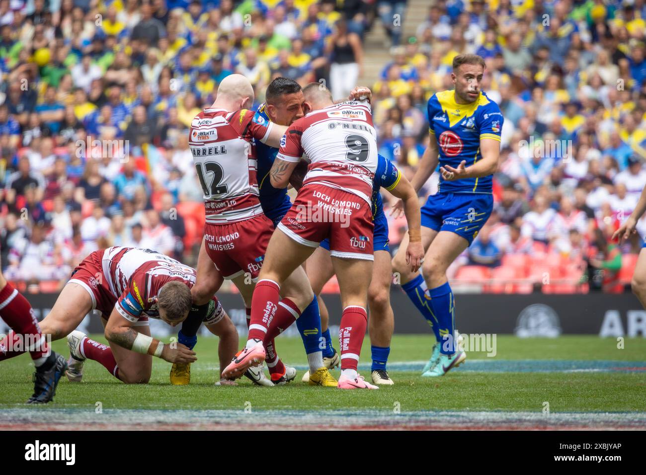 Das Finale Des Betfred Challenge Cups 2024. Paul Vaughan wird von Liam ...