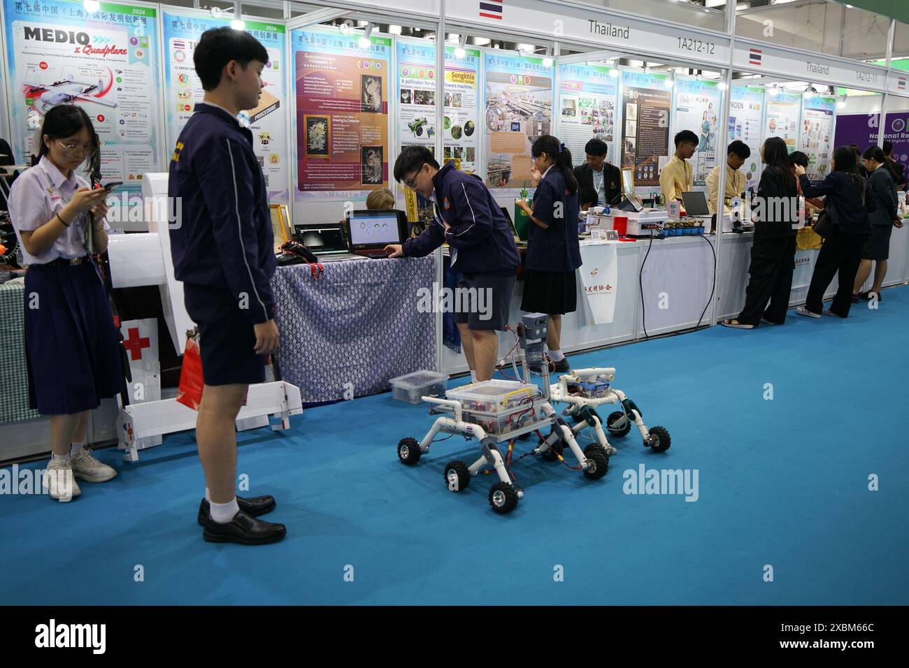 SHANGHAI, CHINA - 12. JUNI 2024 - Besucher besuchen den Ausstellungsbereich Thailand auf der 10 ...