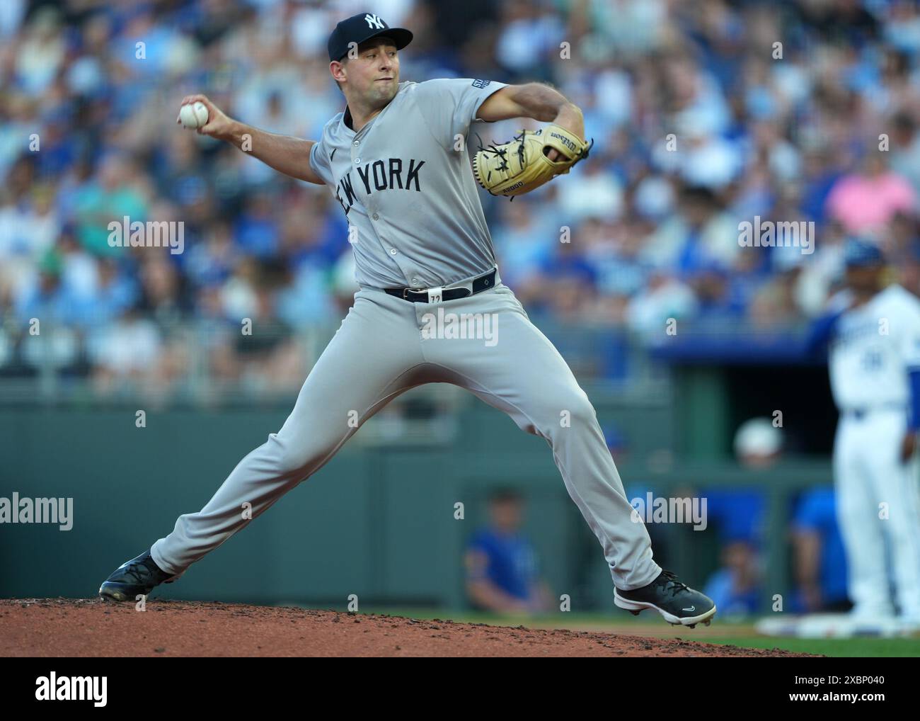 12. Juni 2024: New York Yankees Pitcher Cody Poteet (72) liefert im ...