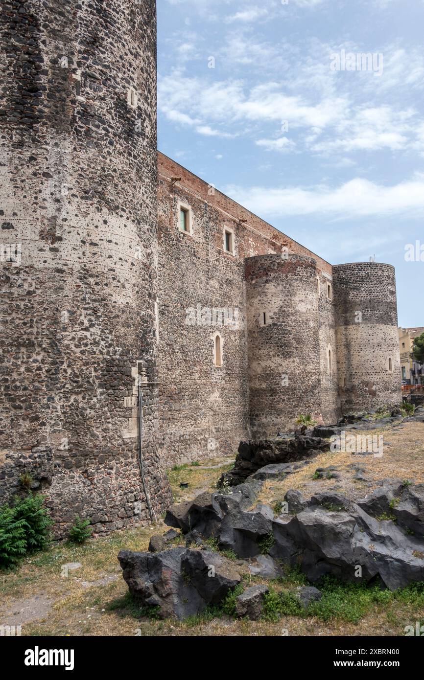 Castello Ursino, eine imposante mittelalterliche Festung aus dem 13 ...