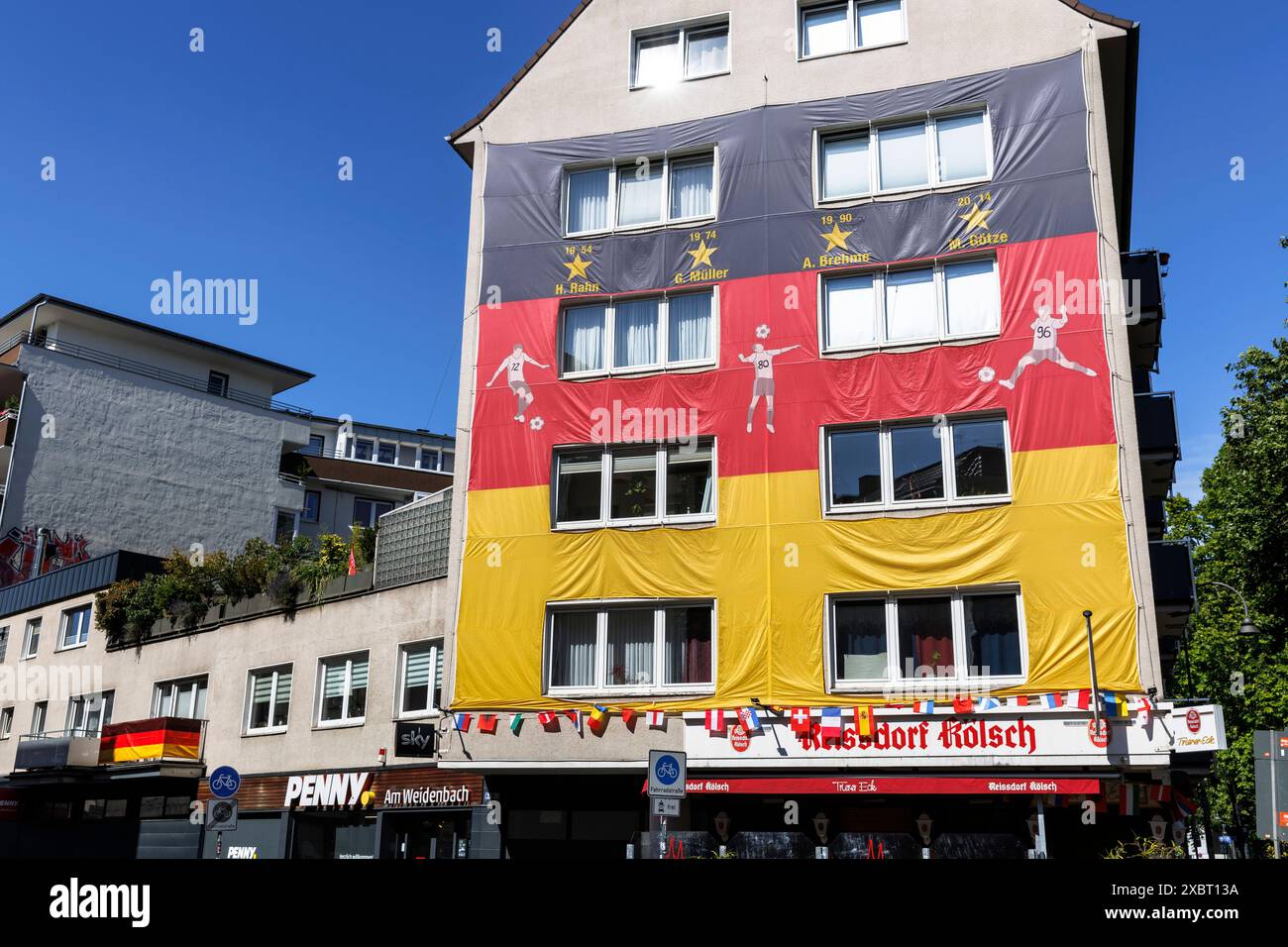Mit einem riesigen Haus mit deutscher Flagge anlässlich der UEFA ...