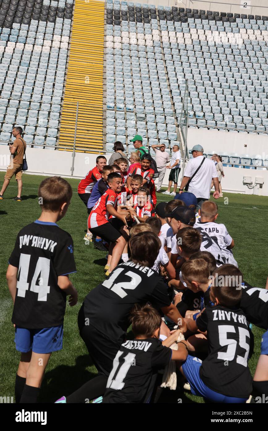 ODESSA, UKRAINE, 9. Juni 2024: Kindermannschaften spielen beim ...