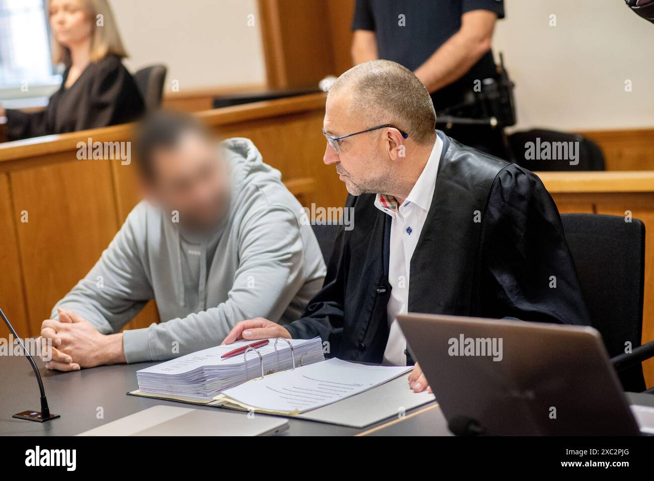 Oldenburg, Deutschland. Juni 2024. Ein Angeklagter sitzt neben seinem Anwalt Axel Heinken in ...