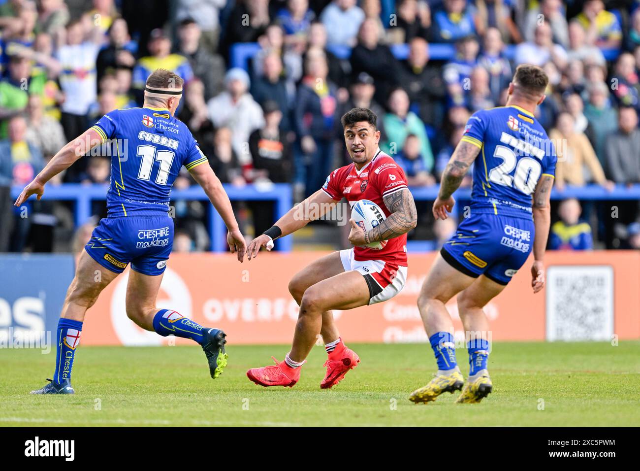 Tim Lafai von Salford Red Devils bricht beim Spiel Warrington Wolves ...