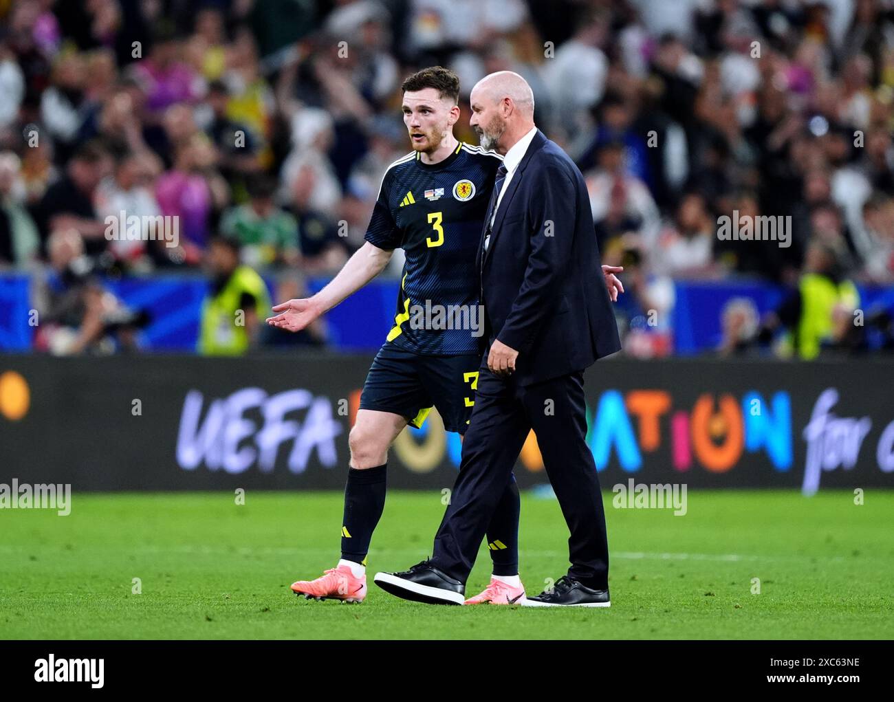 Andrew Robertson spricht mit Trainer Steve Clarke am Ende des ...