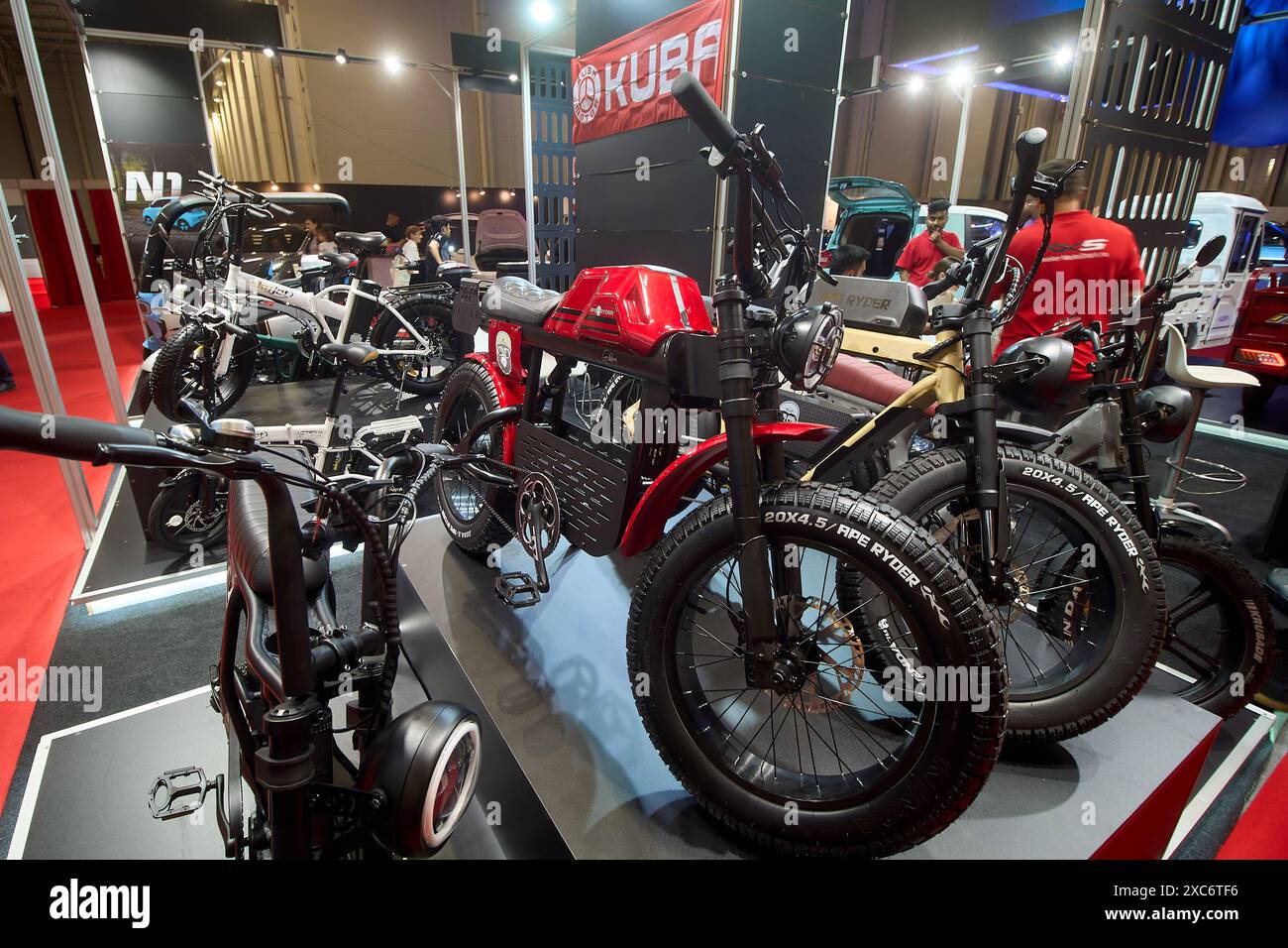 Bukarest, Rumänien. 14. Juni 2024: Elektrofahrräder des türkischen Herstellers Kuba Motors sind ...