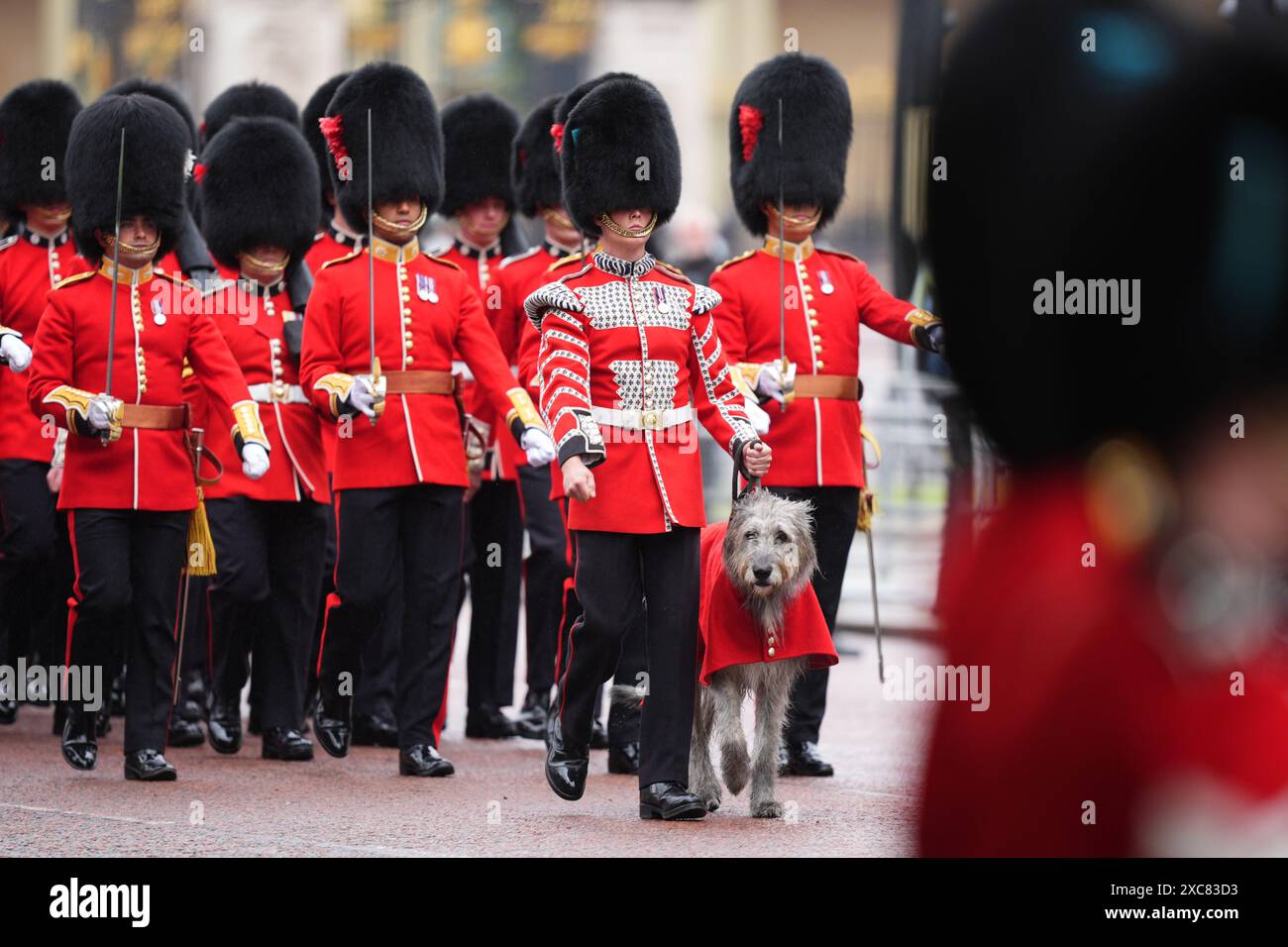 Mitglieder der Irish Guards marschieren entlang der Mall in Richtung ...