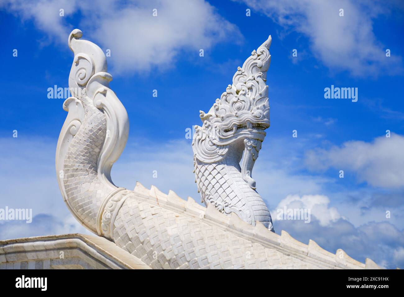 Naga-Drache oben auf der Treppe, die zum Großen Buddha von Phuket, alias Ming Mongkol Buddha ...