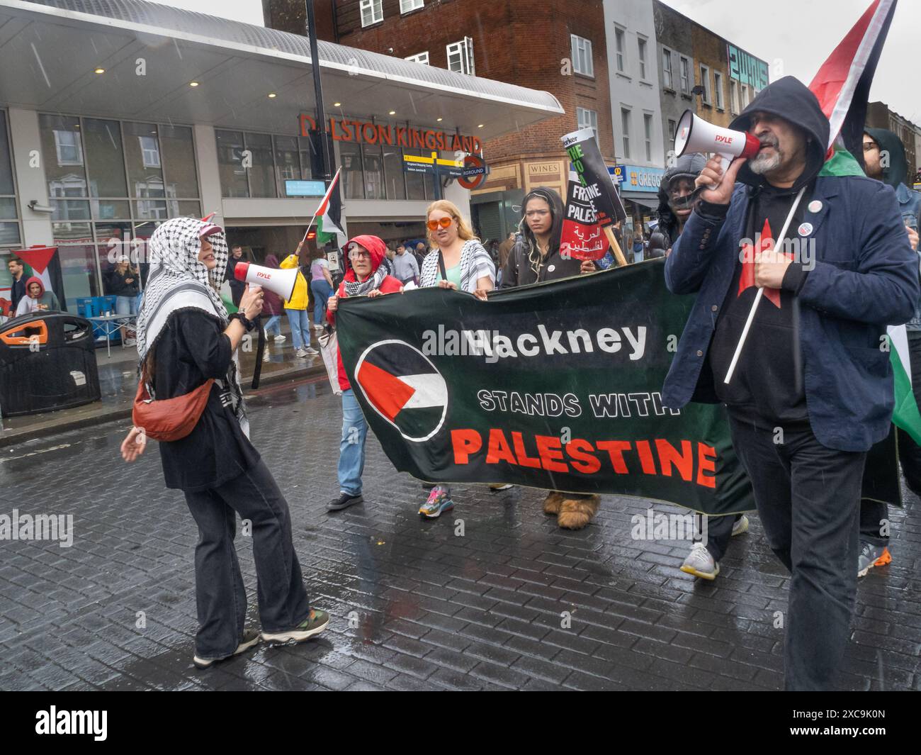 London, Großbritannien. 15. Juni 2024. Die Leute trafen sich bei ...