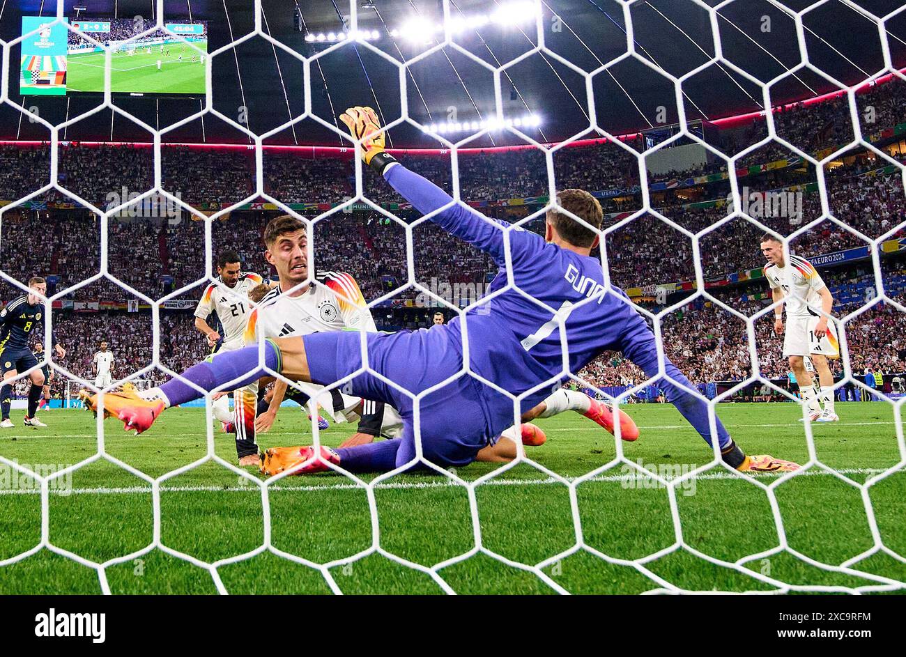 Angus Gunn, SCO 1 verteidigen gegen Kai Havertz, DFB 7 Ilkay Guendogan ...