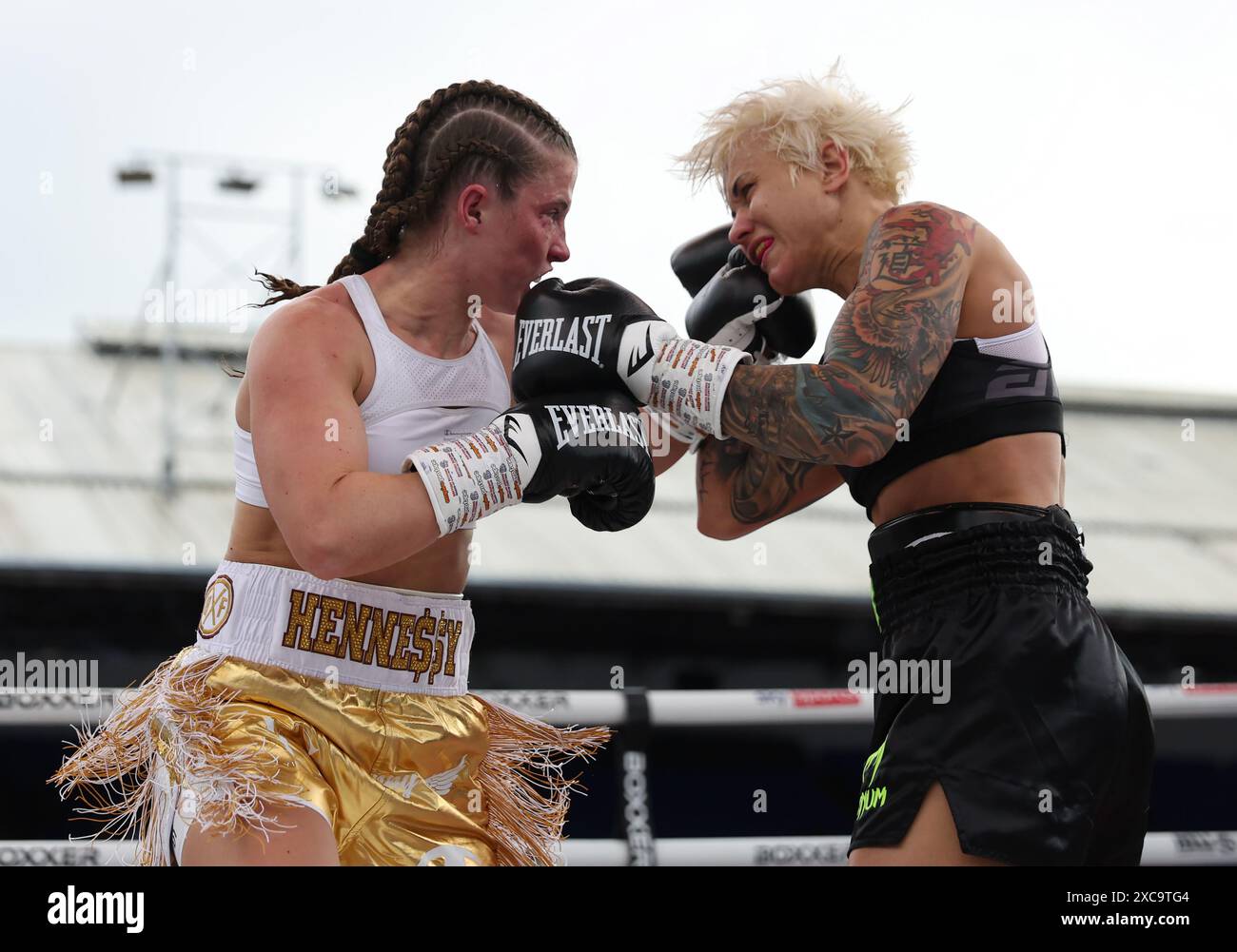 Francesca Hennessy (links) und Dorota Norek im Bantamgewicht im ...