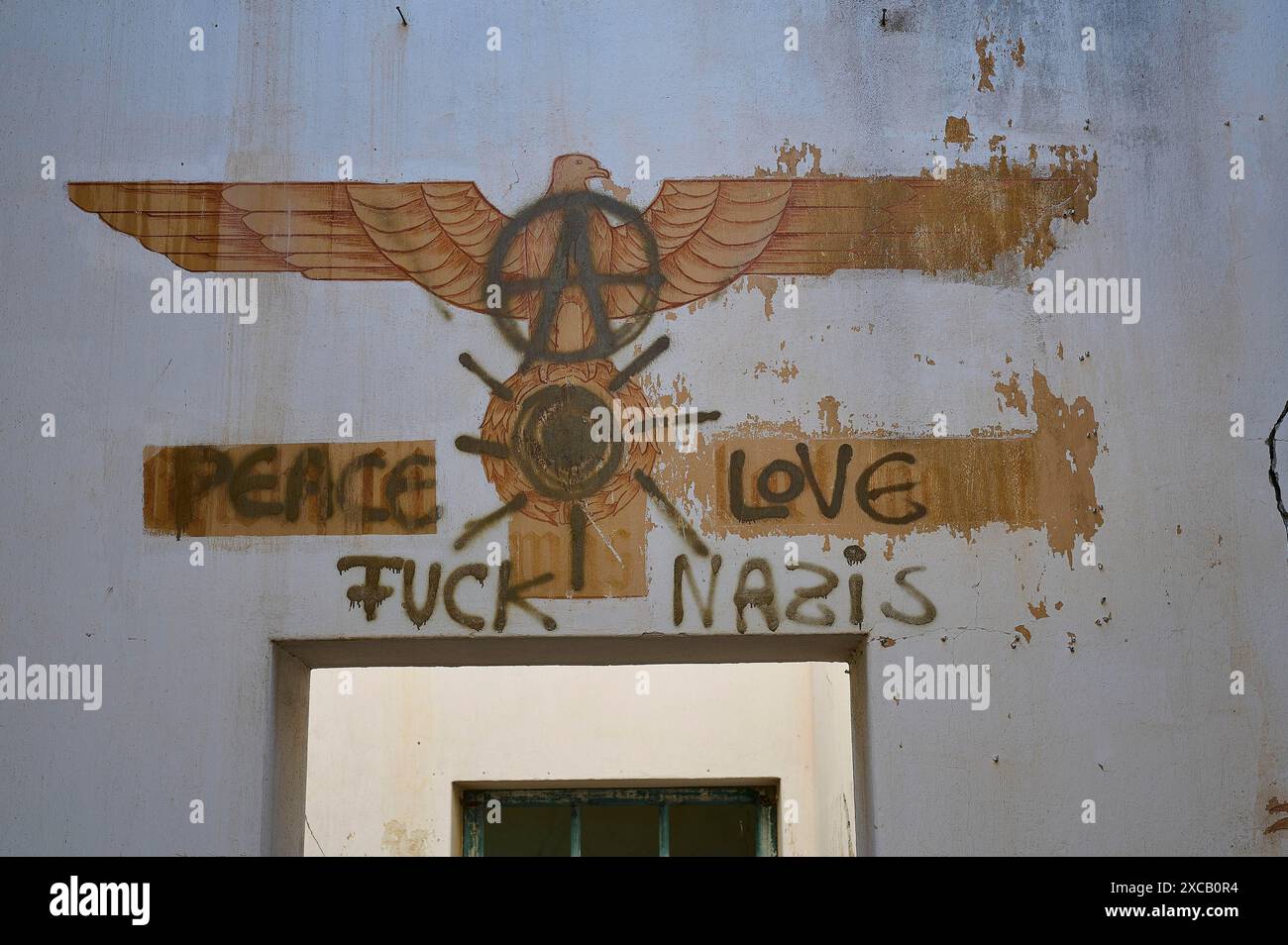 Ein Graffiti mit einer Botschaft des Friedens und der Anarchie-Symbole ...