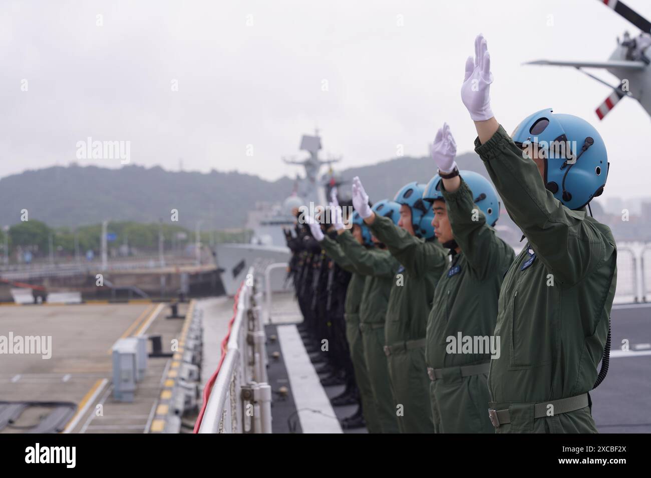 (240616) -- HANGZHOU, 16. Juni 2024 (Xinhua) -- Besatzungsmitglieder ...