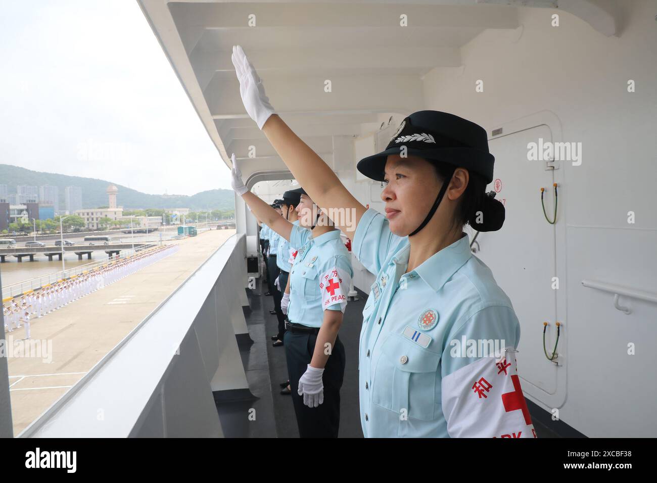 (240616) -- HANGZHOU, 16. Juni 2024 (Xinhua) -- Besatzungsmitglieder ...