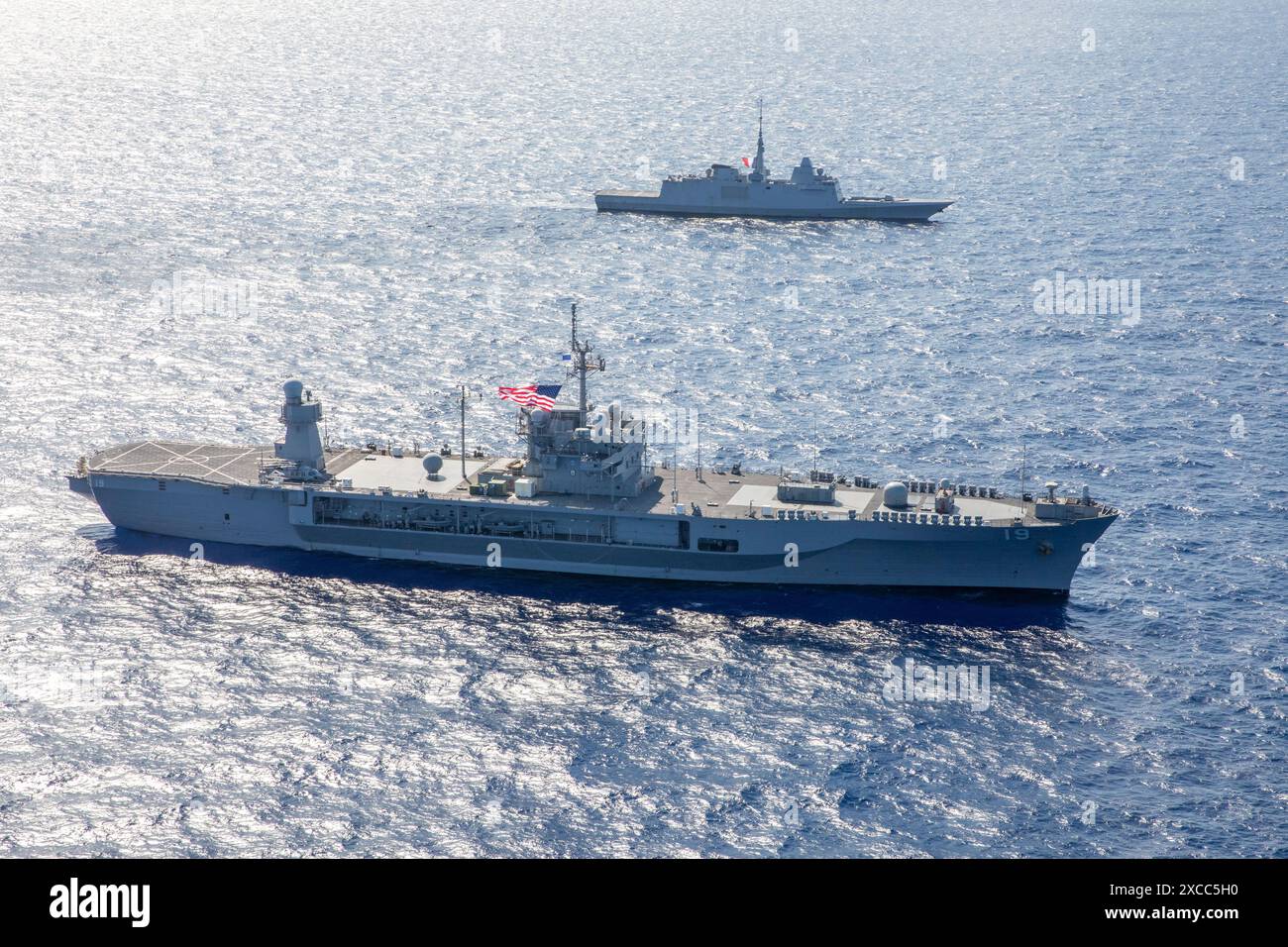 PHILIPPINISCHE SEE (14. Juni 2024) – das Flagschiff der 7. Flotte USS ...