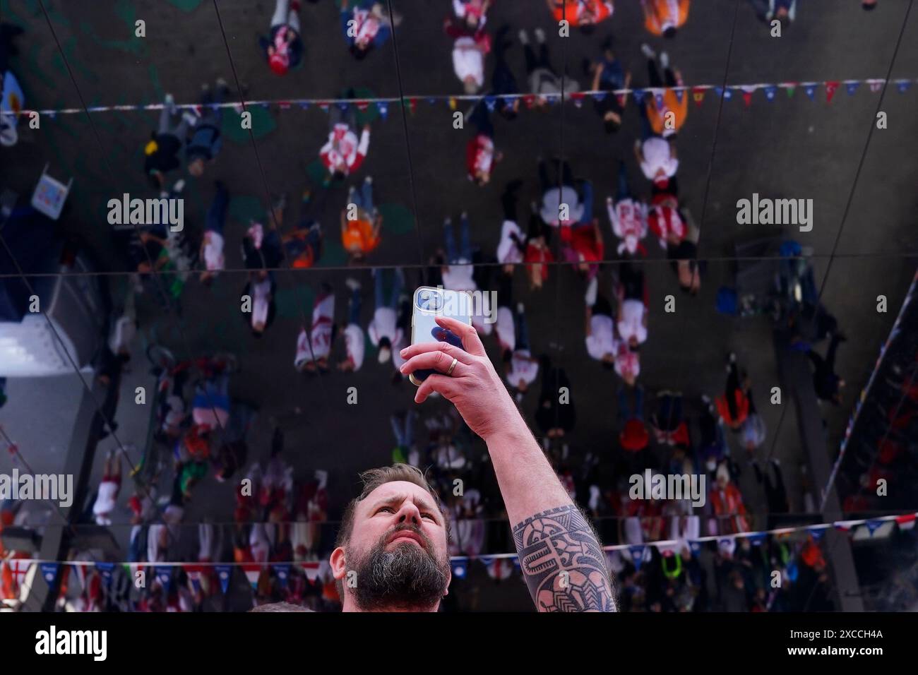 Die Fans der Niederlande vor dem Spiel der UEFA Euro 2024 zwischen ...